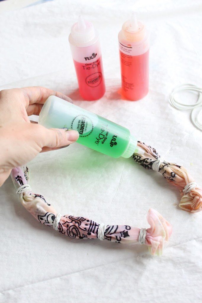 5 DIY Tie Dye Bandanas, 5 Ways! | The Pretty Life Girls
