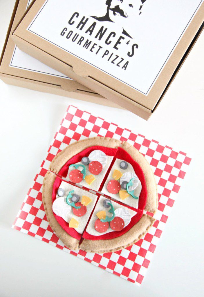 DIY Felt Pizza Party Favors | The Pretty Life Girls
