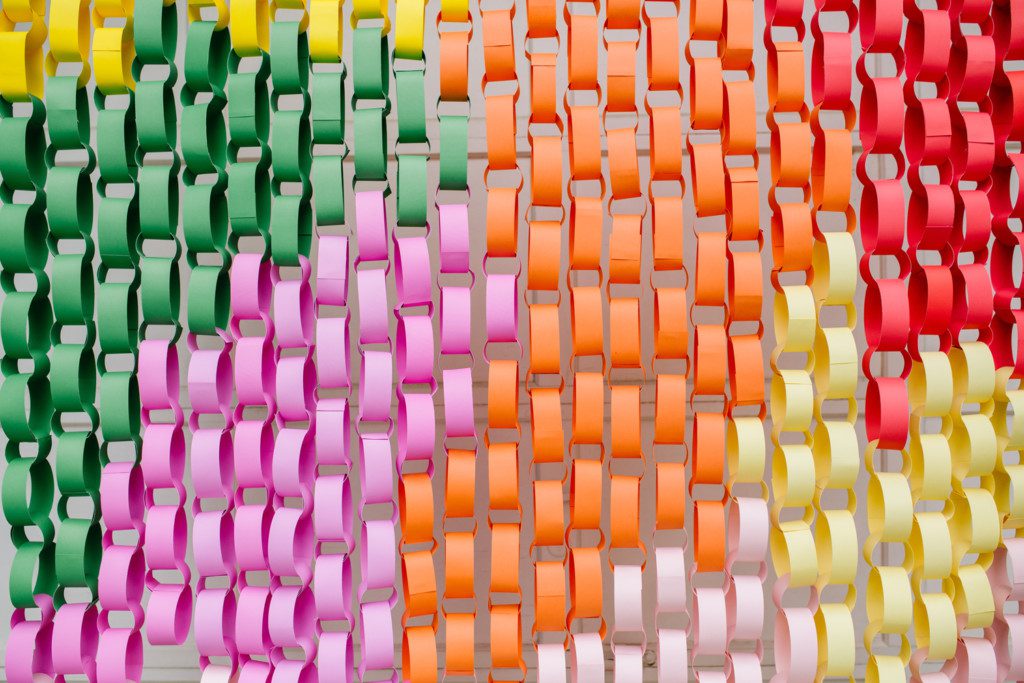 DIY Basket Weave Paper Chain Backdrop Tutorial! | The Pretty Life Girls