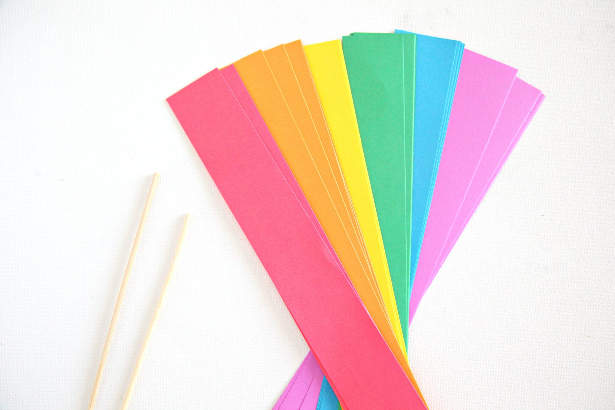 Adorable DIY Mini Paper Chain Cake Topper Tutorial | The Pretty Life Girls