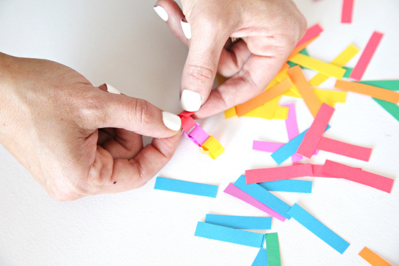 Adorable DIY Mini Paper Chain Cake Topper Tutorial | The Pretty Life Girls