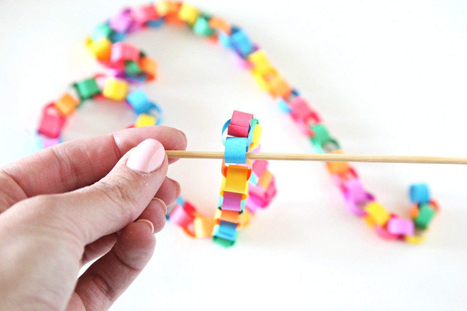 Adorable DIY Mini Paper Chain Cake Topper Tutorial | The Pretty Life Girls