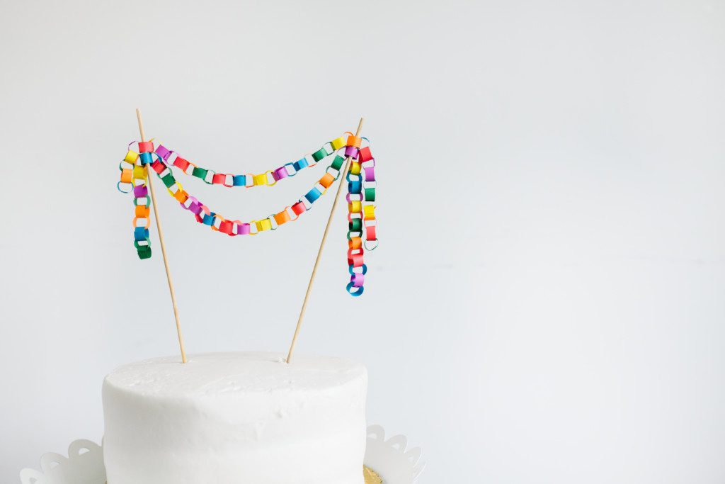 Adorable DIY Mini Paper Chain Cake Topper Tutorial | The Pretty Life Girls