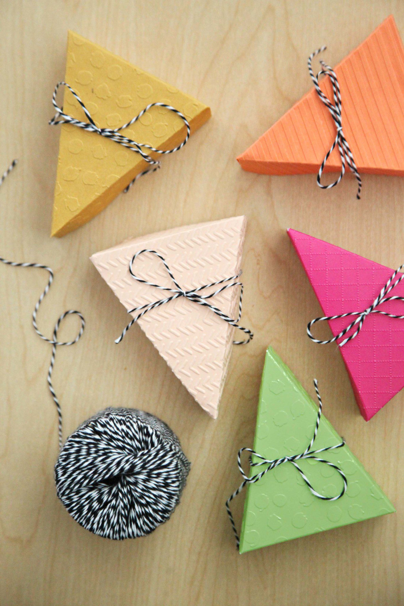 DIY Embossed Pie Slice Boxes | The Pretty Life Girls