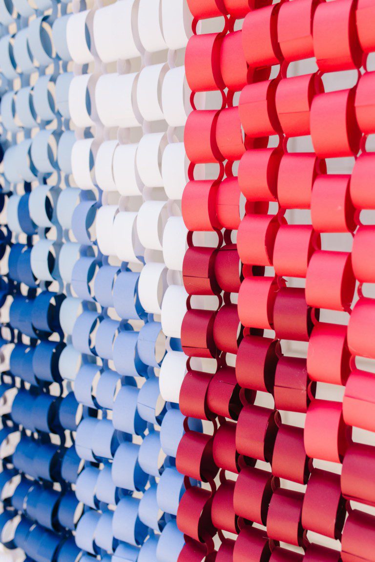 Summer Crafts: Patriotic Paper Chain Backdrop | The Pretty Life Girls